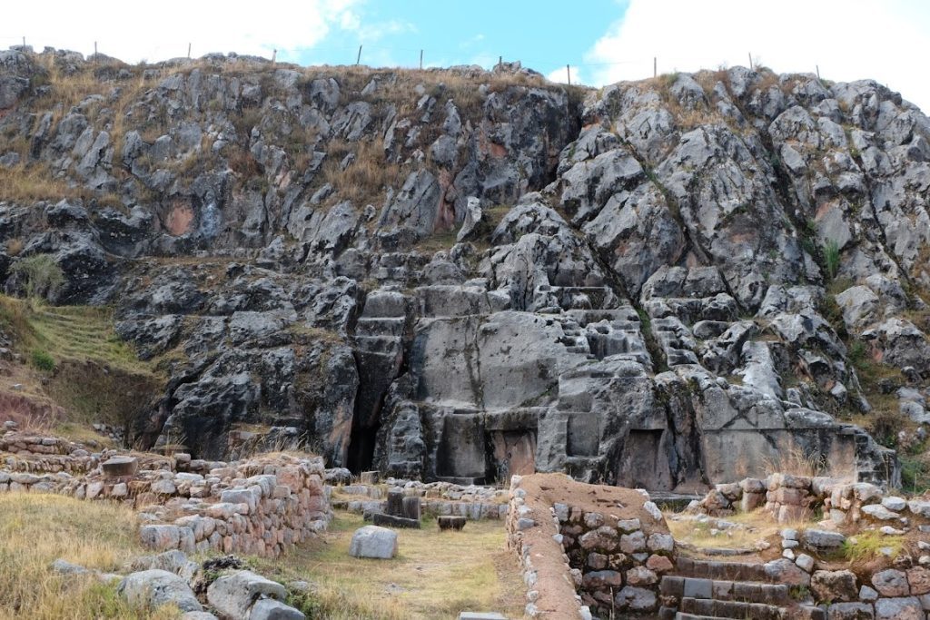 Viaje a través del tiempo y descubriendo las antiguas ruinas de Qenqo - Xtreme Tourbulencia